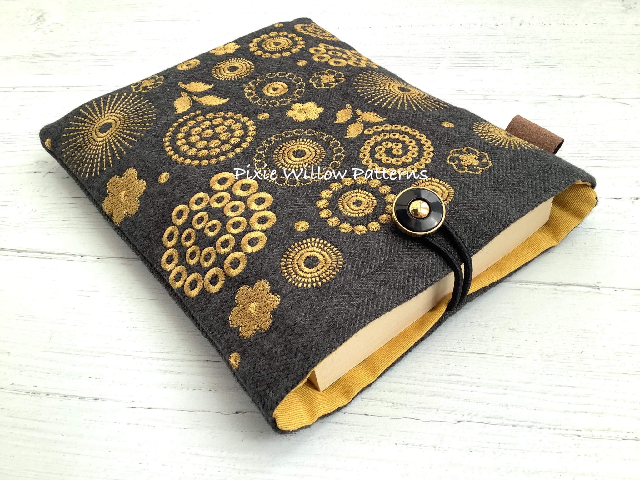 ITH Book Sleeve with internal zipper pocket pattern. Padded book cover ...