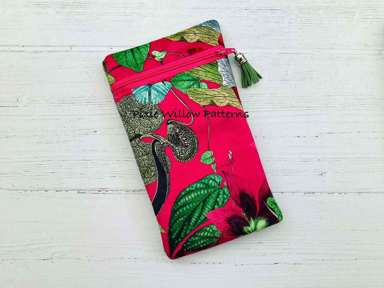 In the hoop cell phone zipper bag pattern. Machine embroidery design of ...