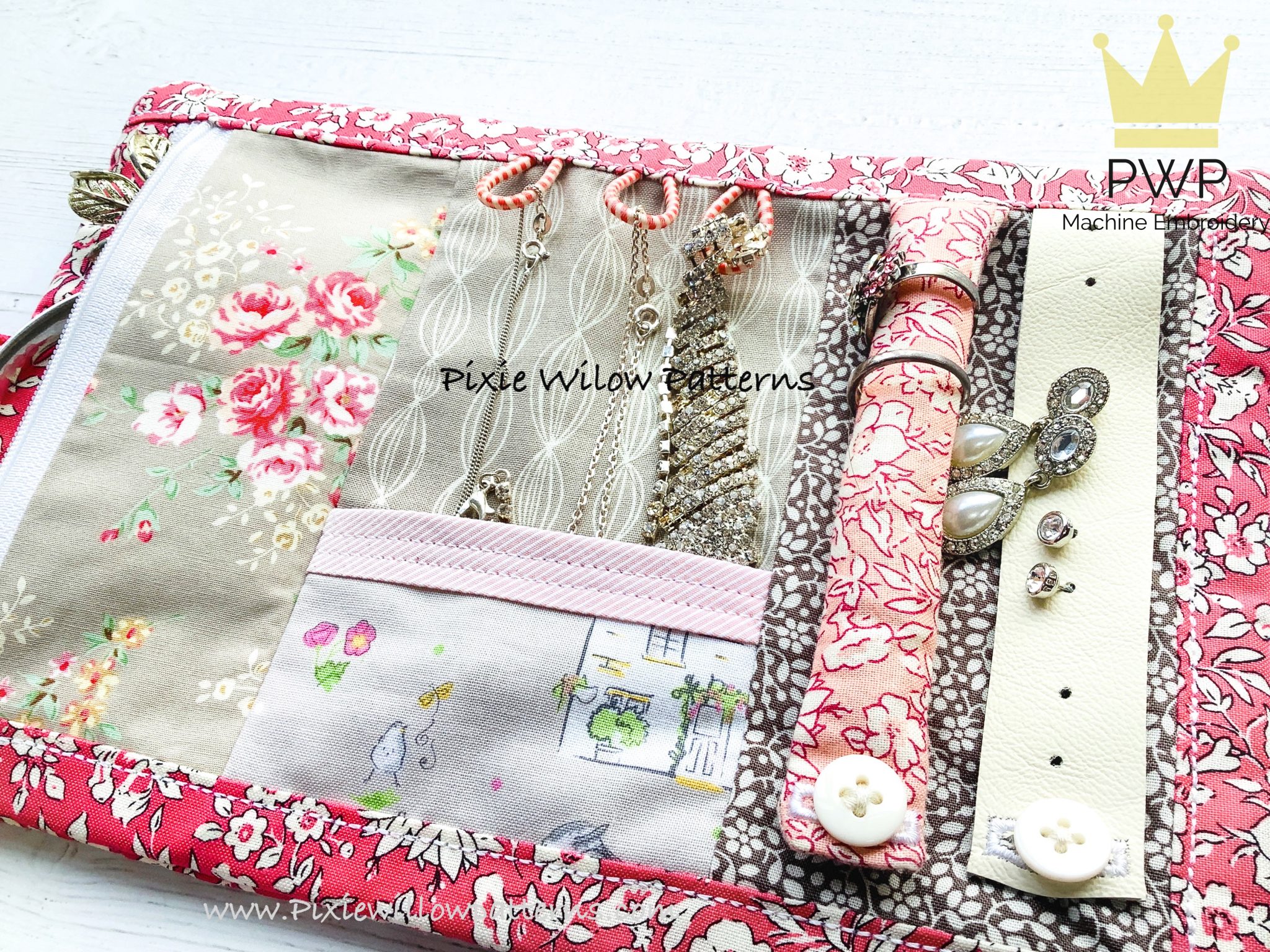 ITH Travel Jewellery Roll Pattern. For 7.9×11 hoops – Pixie Willow Patterns